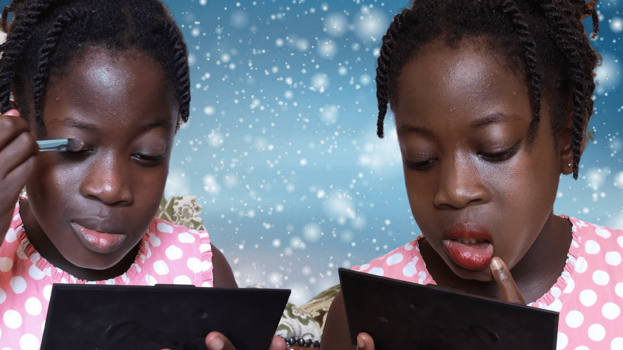 Ruva pretend play makeup on herself - Sarura Kids